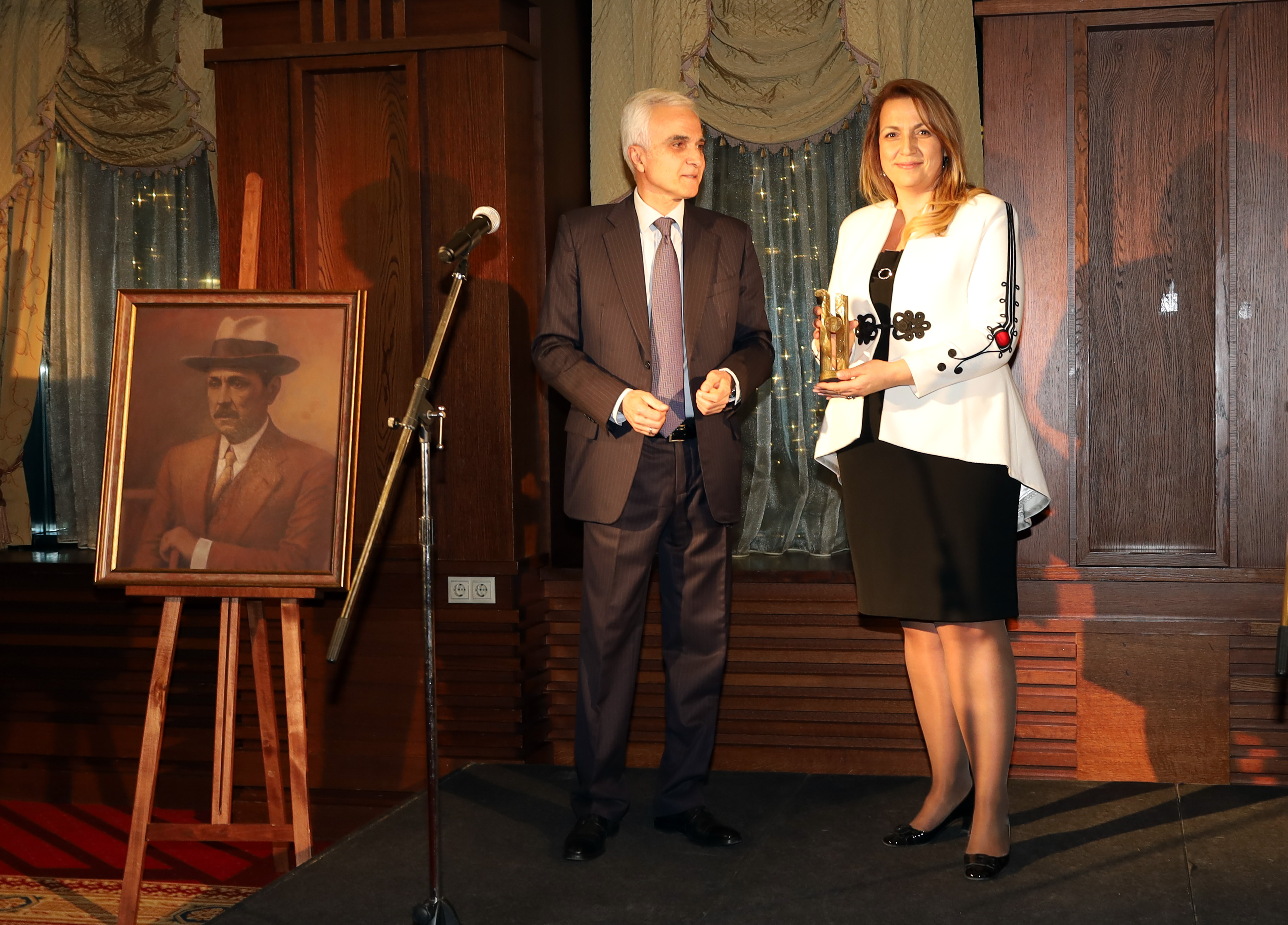 Tsvetanka Mincheva with award "Burov" - UniCredit Bulbank